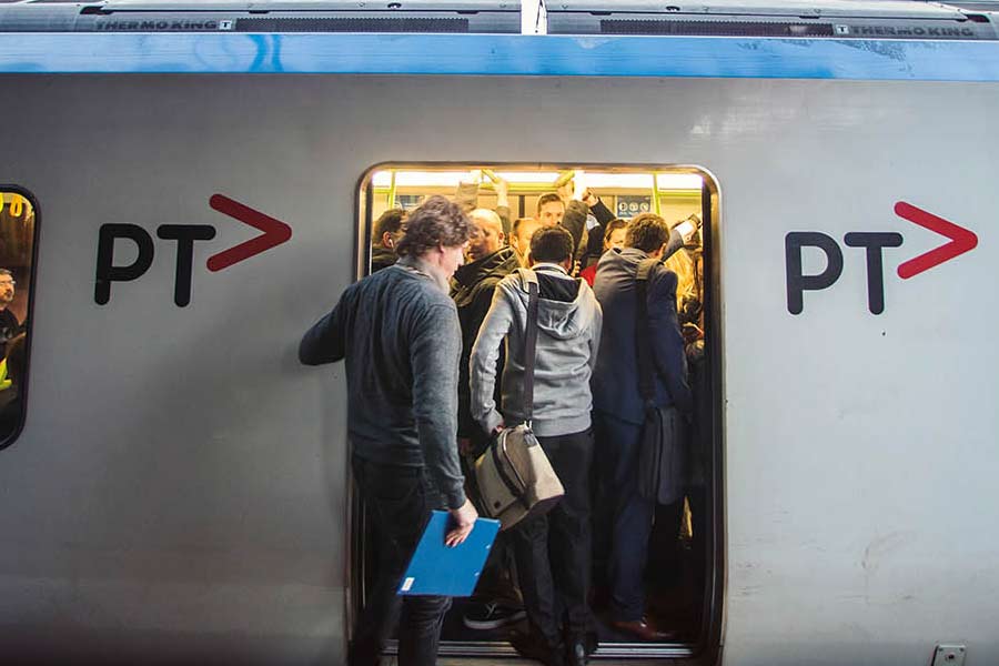 Public transport etiquette: 18 ways you’re doing it wrong | RACV