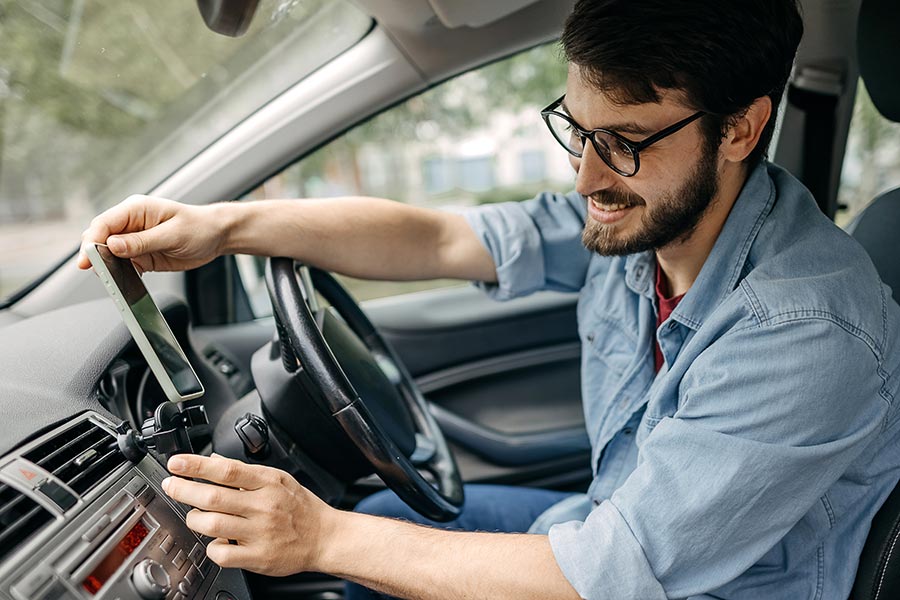 Mobile phone road rules and fines in Victoria | RACV