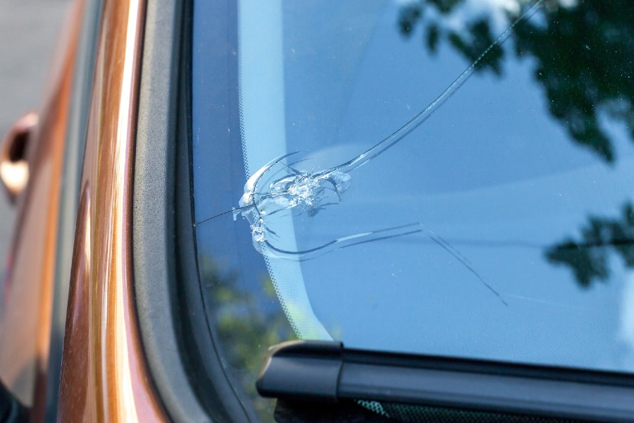 Should you repair or replace a cracked windscreen? | RACV