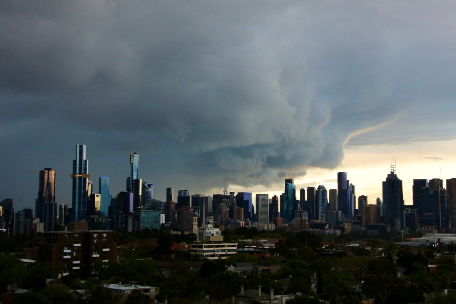 Summer storm safety tips for Victoria | RACV