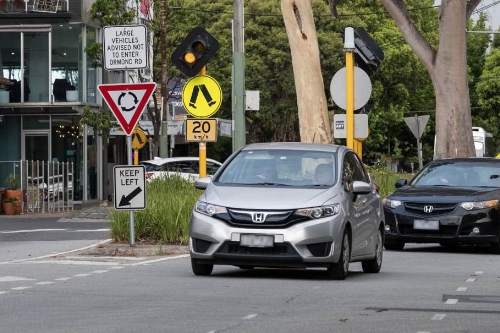 Guides to Victorian Road Rules | RACV